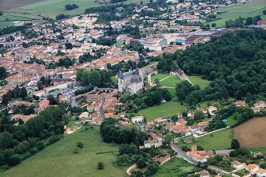 La Rochefoucauld, Charente : Villes et villages de France vus du ciel ...